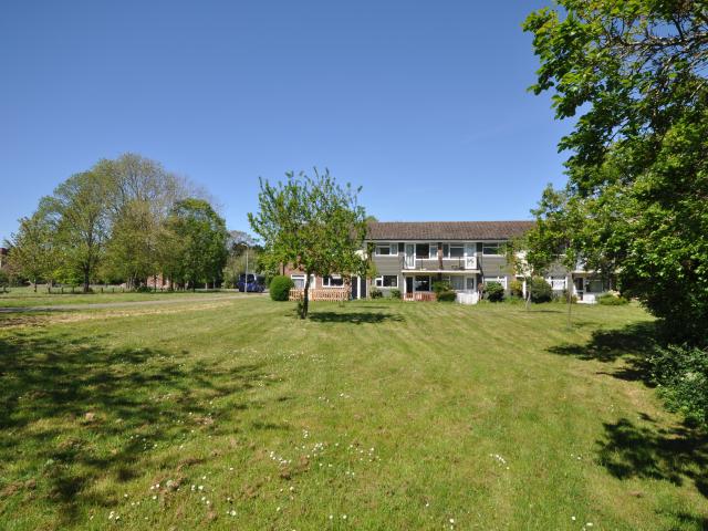 ONE BEDROOM SPACIOUS GROUND FLOOR FLAT