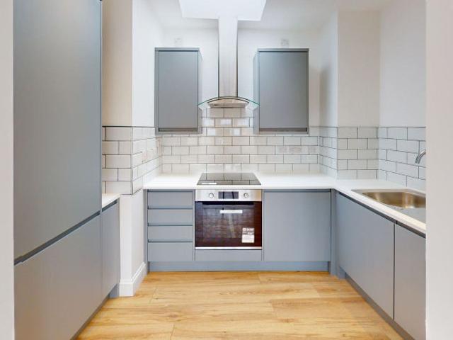 One double bedroom apartment with parking and gym