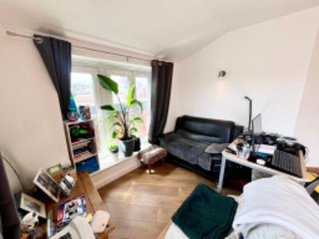 One double bedroom, top floor apartment with panoramic views over the city