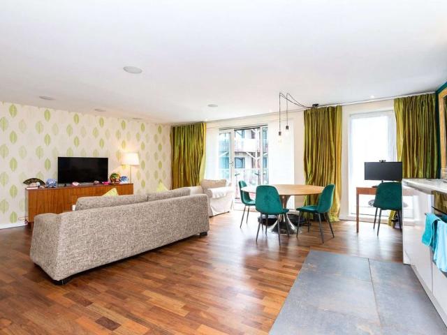 One of the largest 690sqft one bedroom apartments within this secure modern development in Islington