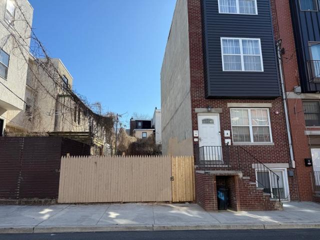 ONE MONTH FREE! 3 Rooms Available for Rent!