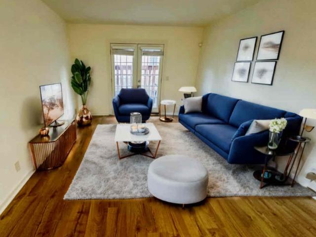 ONE MONTH FREE RENT! Amazing one BR six blocks fro