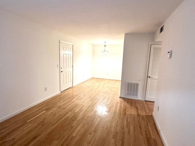 ONE MONTH FREE RENT! TWO BLOCKS FROM VUMC! Beaut