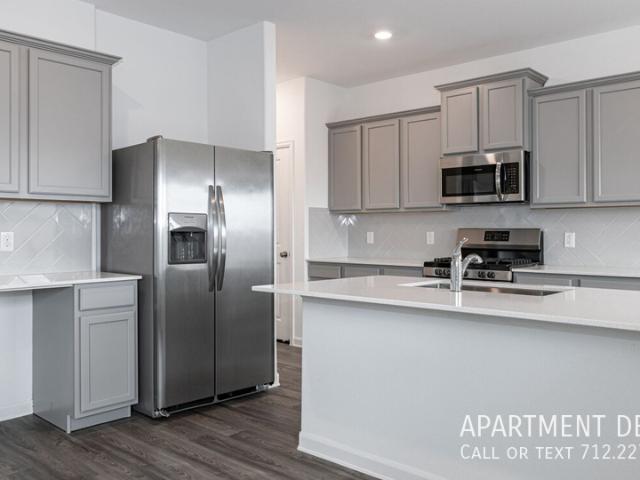 one month freemodern apartment in Lindsey