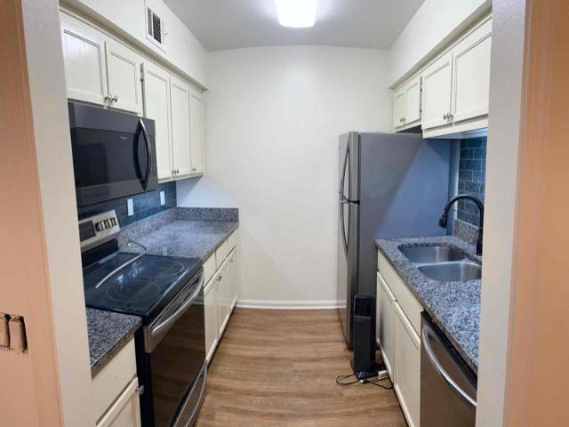 ONE MONTH’S FREE RENT! ONE BEDROOM ONE BATH TWO BL