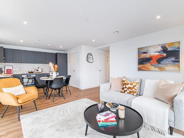 One Maidenhead, Garden Boulevard. 1 bed apartment to rent £1,701 pcm £393 pw