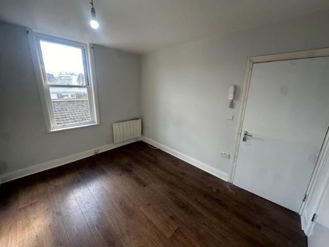 One Studio Flat to Rent to Rent in West Norwood, S