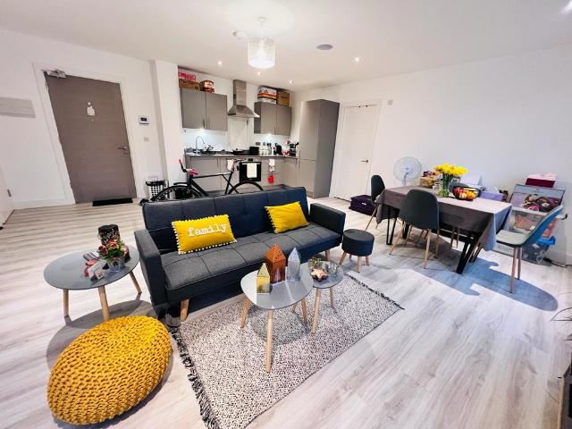 One Park Avenue, Sale, Manchester 2 bed flat to rent £1,450 pcm £335 pw