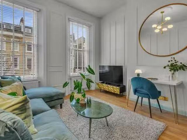 One room apartment in Holland Park