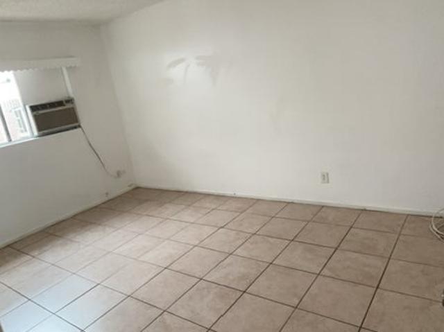 One room for rent in paramount