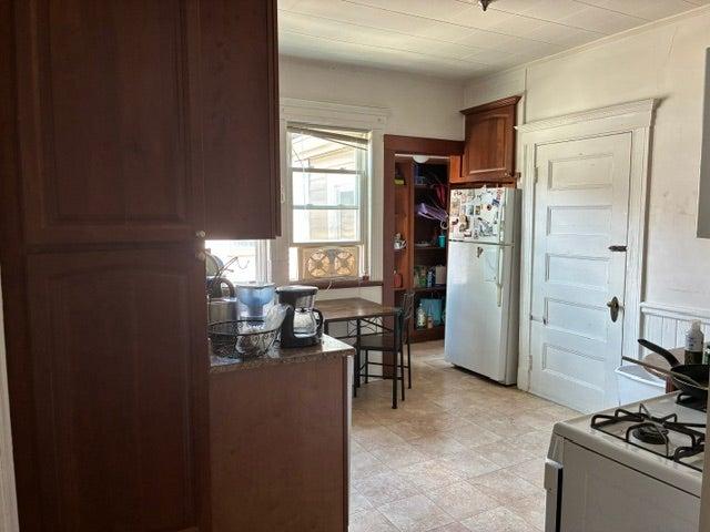 One roommate needed for Oak Square apartment