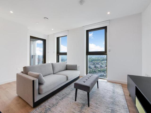 One Thames Quay 1 bed apartment to rent £2,990 pcm £690 pw