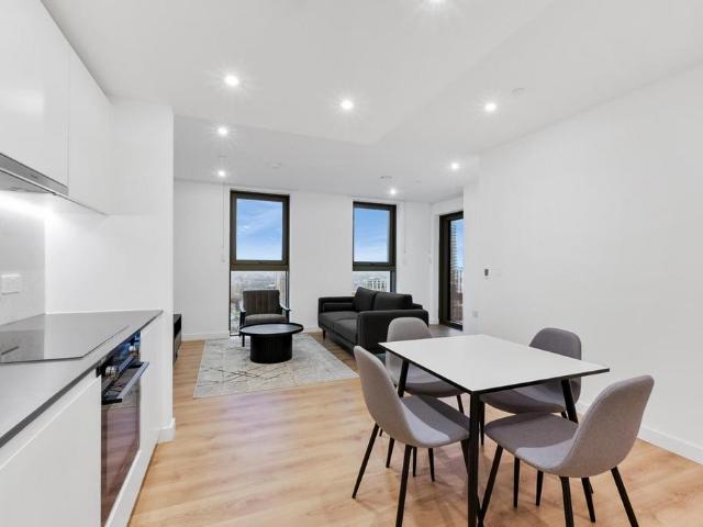One Thames Quay, 222 Marsh Wall. 1 bed apartment to rent £2,903 pcm £670 pw
