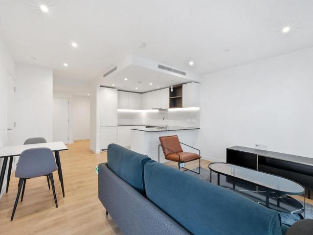 One Thames Quay, 222 Marsh Wall. 1 bed apartment to rent £2,903 pcm £670 pw