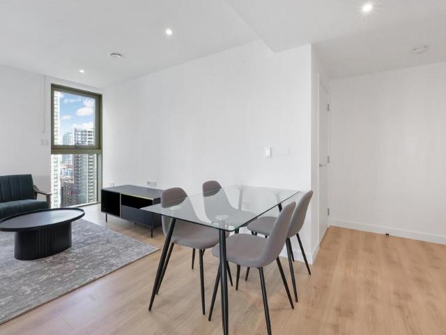 One Thames Quay 2 bed apartment to rent £3,510 pcm £810 pw