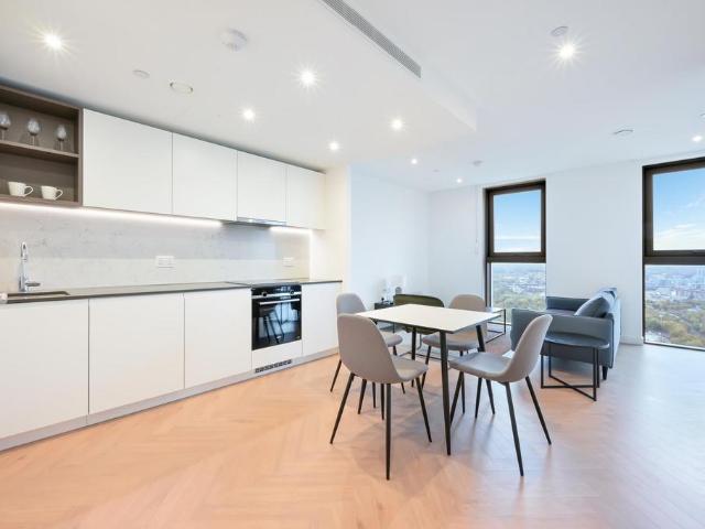 One Thames Quay, London, E14 1 bed apartment to rent £2,799 pcm £646 pw