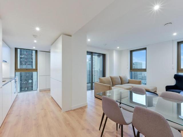One Thames Quay, Marsh Wall 2 bed apartment to rent £3,631 pcm £838 pw