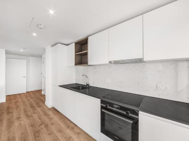 One Thames Quay, Marsh Wall, E14 2 bed apartment to rent £3,545 pcm £818 pw