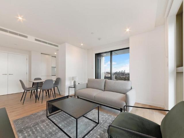 One Thames Quay, Marsh Wall, London, E14 2 bed apartment to rent £3,631 pcm £838 pw