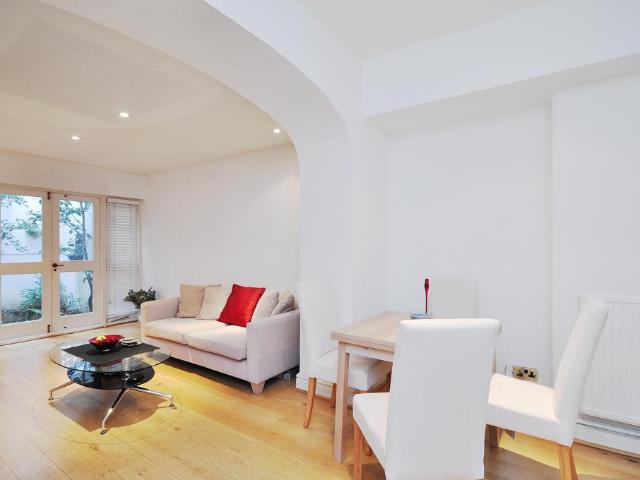 Onslow Gardens London SW7 2 bed flat to rent £2,800 pcm £646 pw