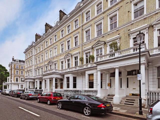 Onslow Gardens London SW7 2 bed flat to rent £2,800 pcm £646 pw