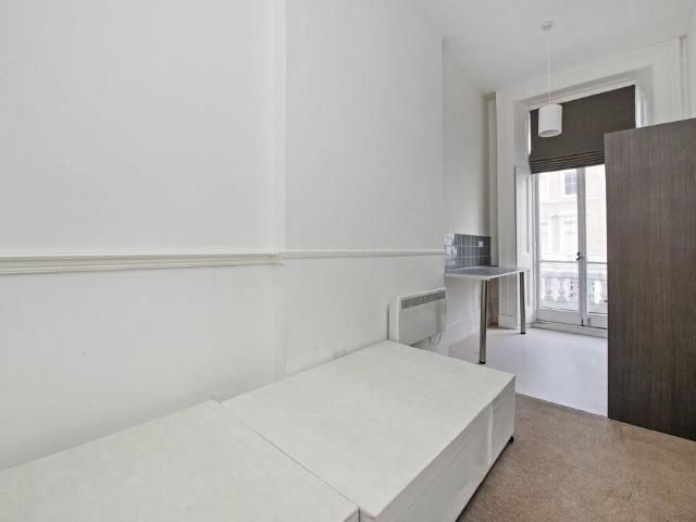 Onslow Gardens, South Kensington. Studio to rent £1,408 pcm £325 pw