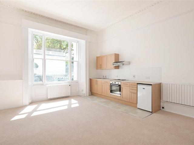 Onslow Gardens, South Kensington. Studio to rent £1,473 pcm £340 pw