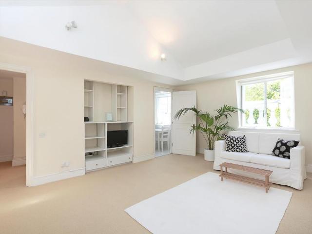 Onslow Gardens, South Kensington. Studio to rent £2,145 pcm £495 pw