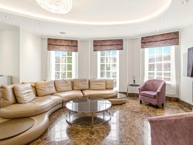Onslow Square, South Kensington. 3 bed flat to rent £8,017 pcm £1,850 pw