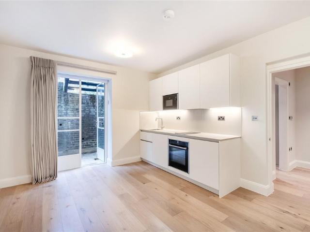 Onslow Square, South Kensington. Studio to rent £2,058 pcm £475 pw