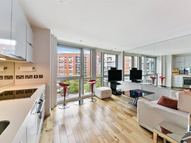Ontario Tower, 4 Fairmont Avenue, London Studio to rent £1,850 pcm £427 pw