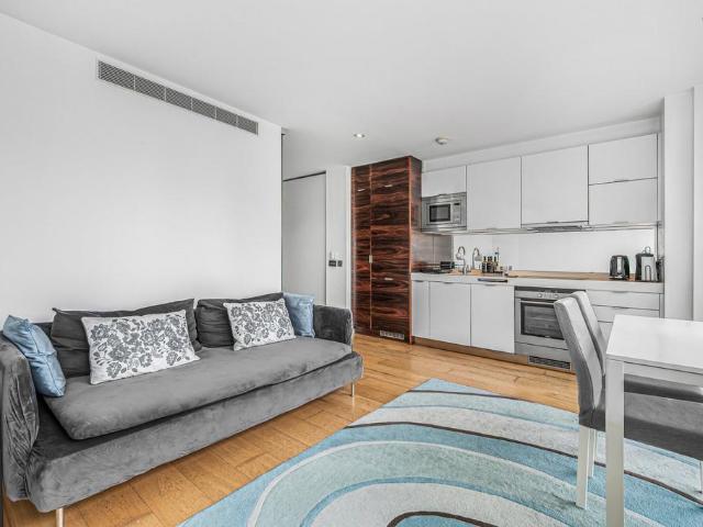 Ontario Tower, 4 Fairmont Avenue. Studio to rent £1,850 pcm £427 pw