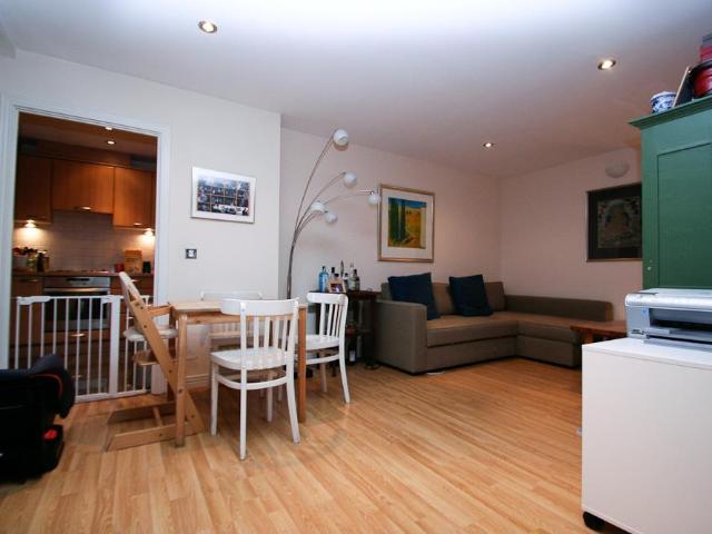 Onyx Mews, London 2 bed mews to rent £2,100 pcm £485 pw