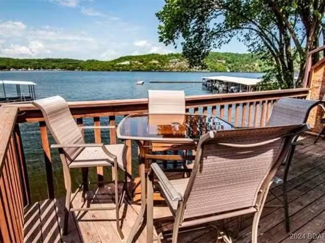 Osage Beach 1BR 1BA, This lakefront condo offers the perfect