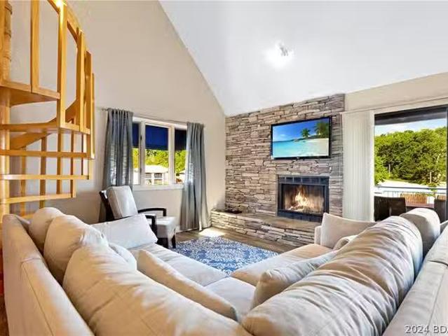 Osage Beach 3BR 2BA, Explore this top floor