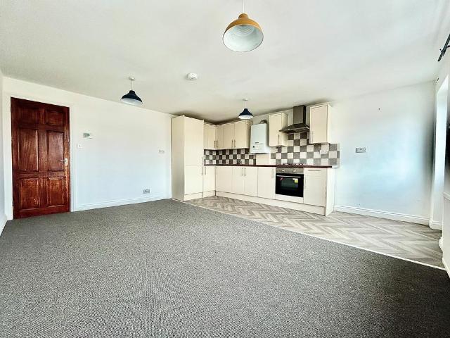 Osborne Mews, London, E17 3 bed flat to rent £2,100 pcm £485 pw