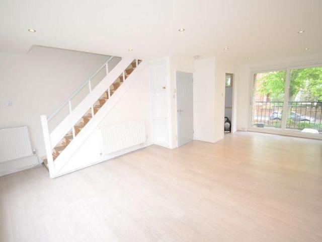 Osborne Court, Osborne Road. 2 bed flat to rent £1,650 pcm £381 pw