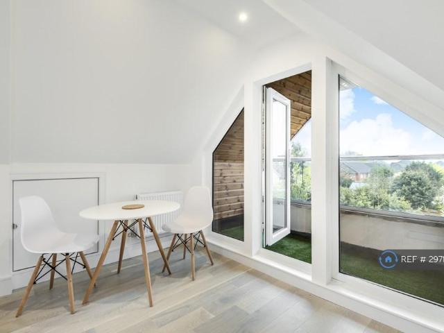 Osborne Road, Egham, TW20 1 bed penthouse to rent £1,325 pcm £306 pw