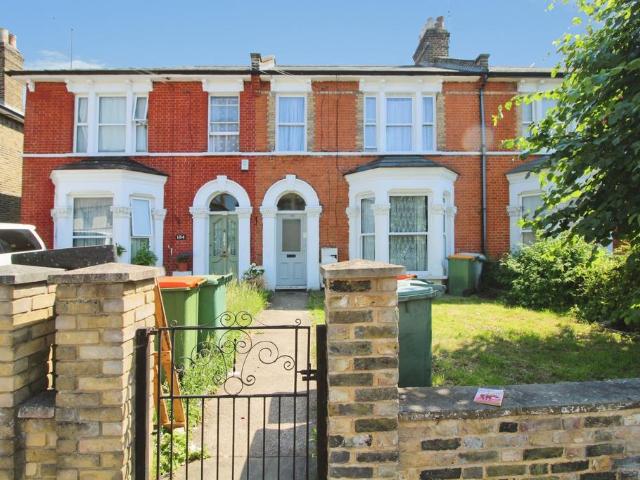 Osborne Road, Forest Gate, E7 0PR 3 bed flat to rent £2,600 pcm £600 pw