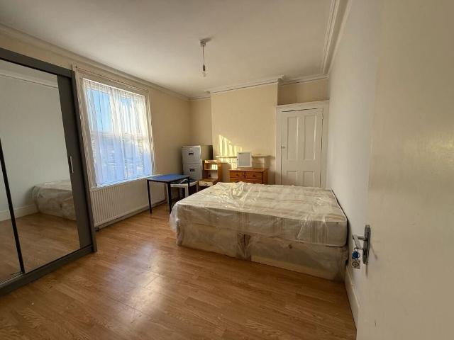 Osborne Road, London E7, 4 bed flat to rent, £2,400 pcm | PrimeLocation
