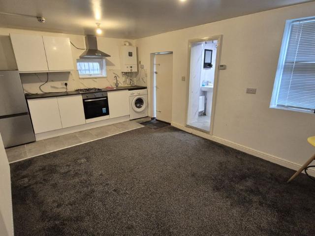 Osborne Road M19, 2 bed flat to rent, £950 pcm | PrimeLocation