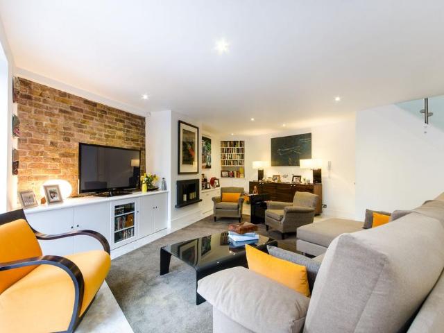 Osborne Road, Willesden Green. 4 bed detached house to rent £4,400 pcm £1,015 pw