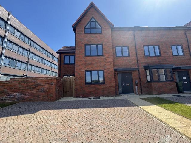 Osbourne Gardens, AYLESBURY 5 bed house to rent £2,800 pcm £646 pw