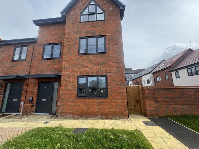 Osbourne Gardens, AYLESBURY 5 bed house to rent £2,800 pcm £646 pw