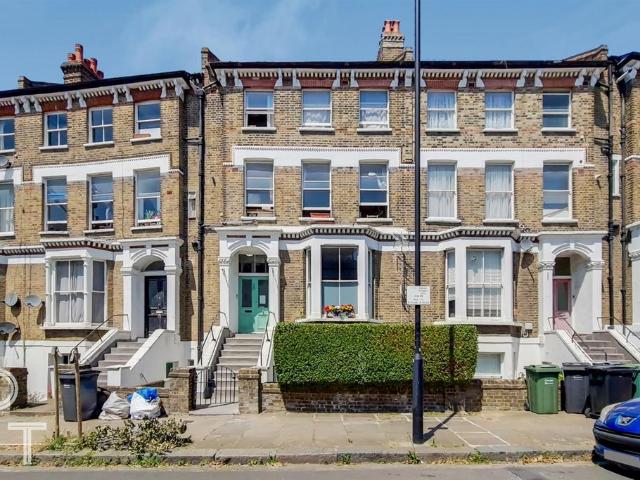 Oseney Crescent, Kentish Town, NW5 4 bed maisonette to rent £5,000 pcm £1,154 pw