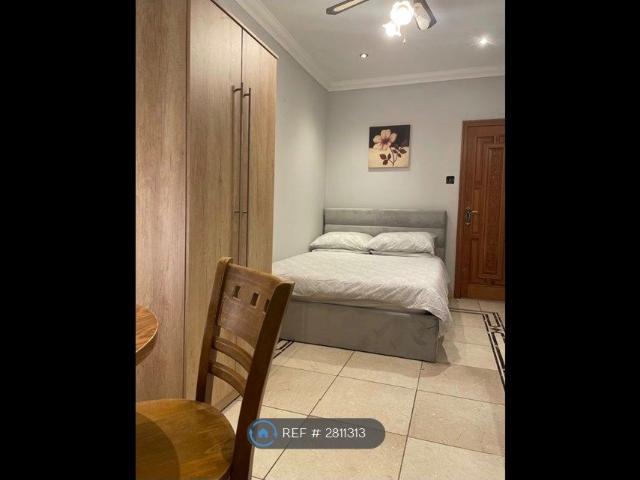 Osidge Lane, London N14, Room to rent, £1,500 pcm | PrimeLocation