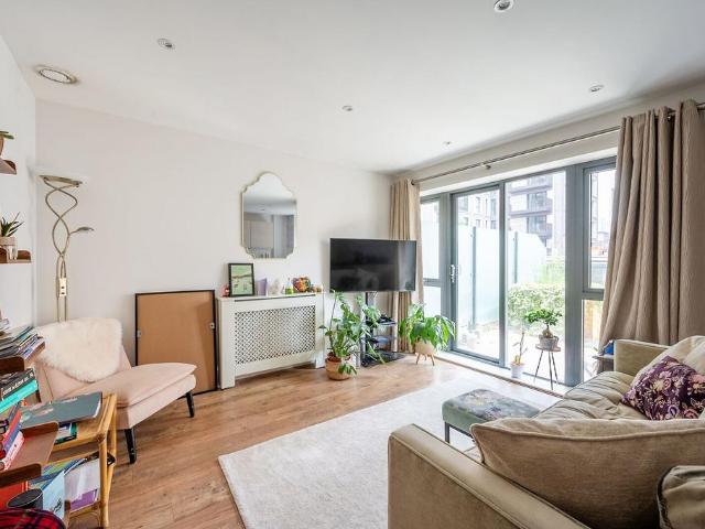 Osiers Road, Wandsworth, London, SW18 1 bed flat to rent £2,300 pcm £531 pw