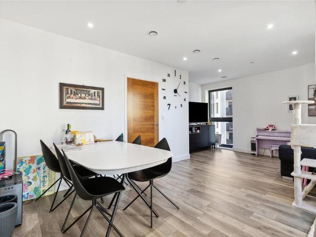 Osiers Road, London 3 bed flat to rent £3,300 pcm £762 pw