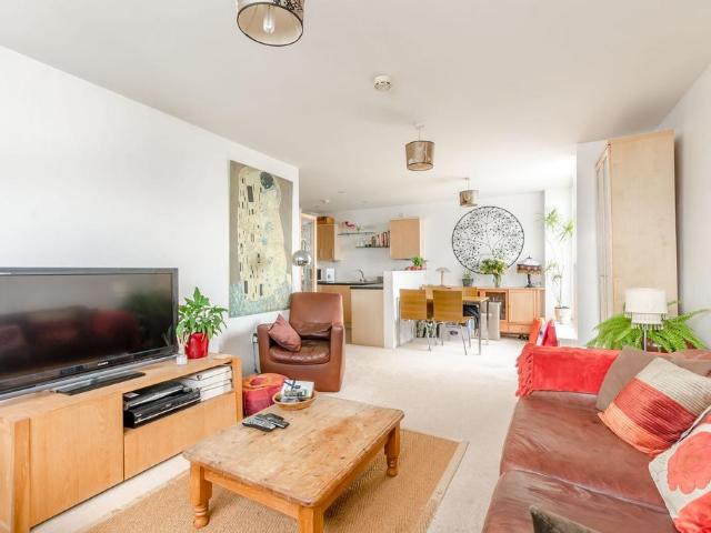 Osiers Road, Putney, London, SW18 2 bed flat to rent £2,600 pcm £600 pw