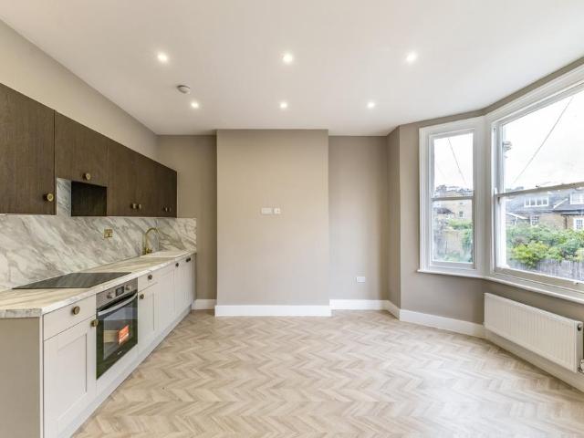 Ostade Road London SW2 3 bed flat to rent £2,750 pcm £635 pw